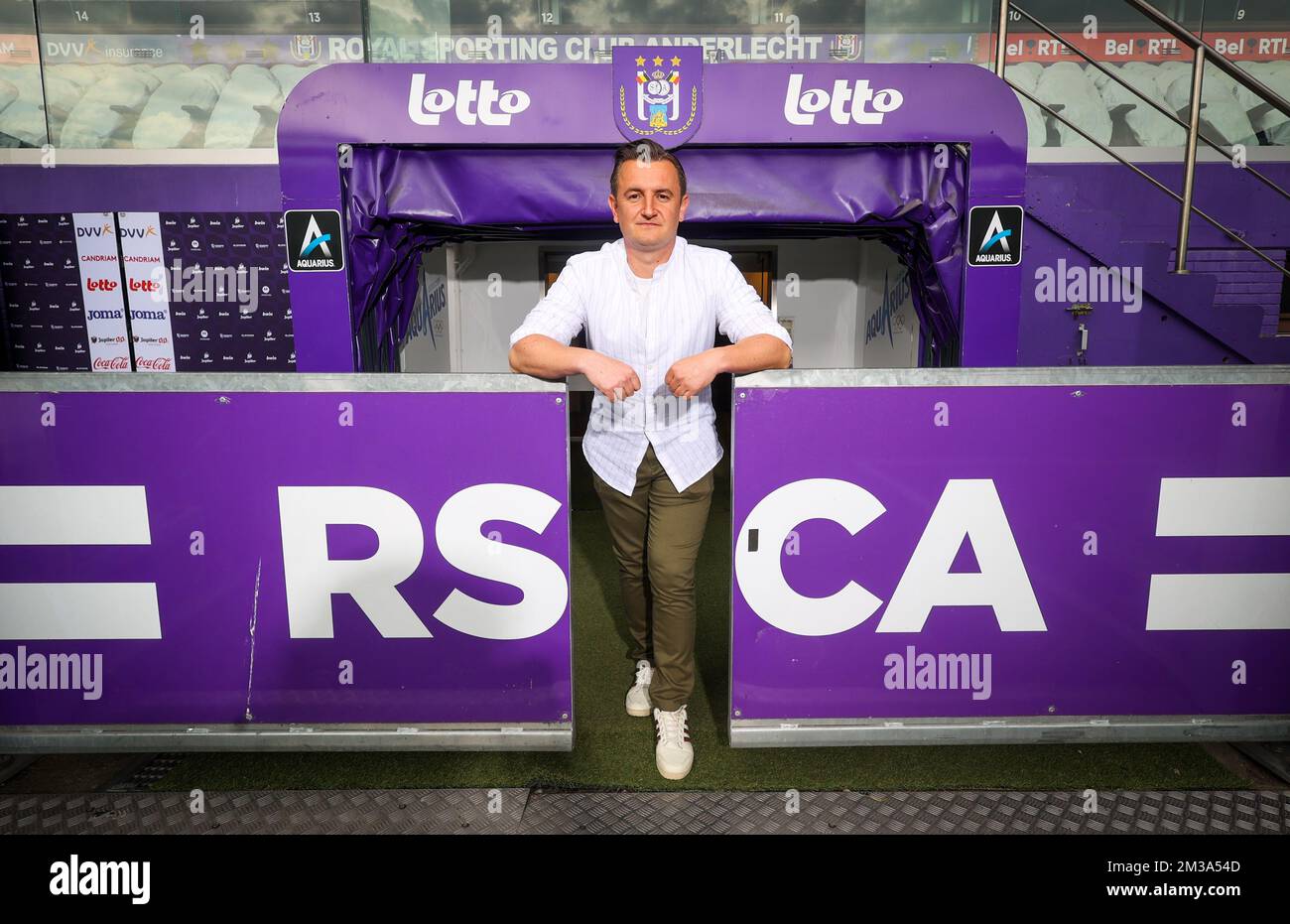 Anderlecht Dave Mattheus, nouvel entraîneur féminin, pose pour le ...