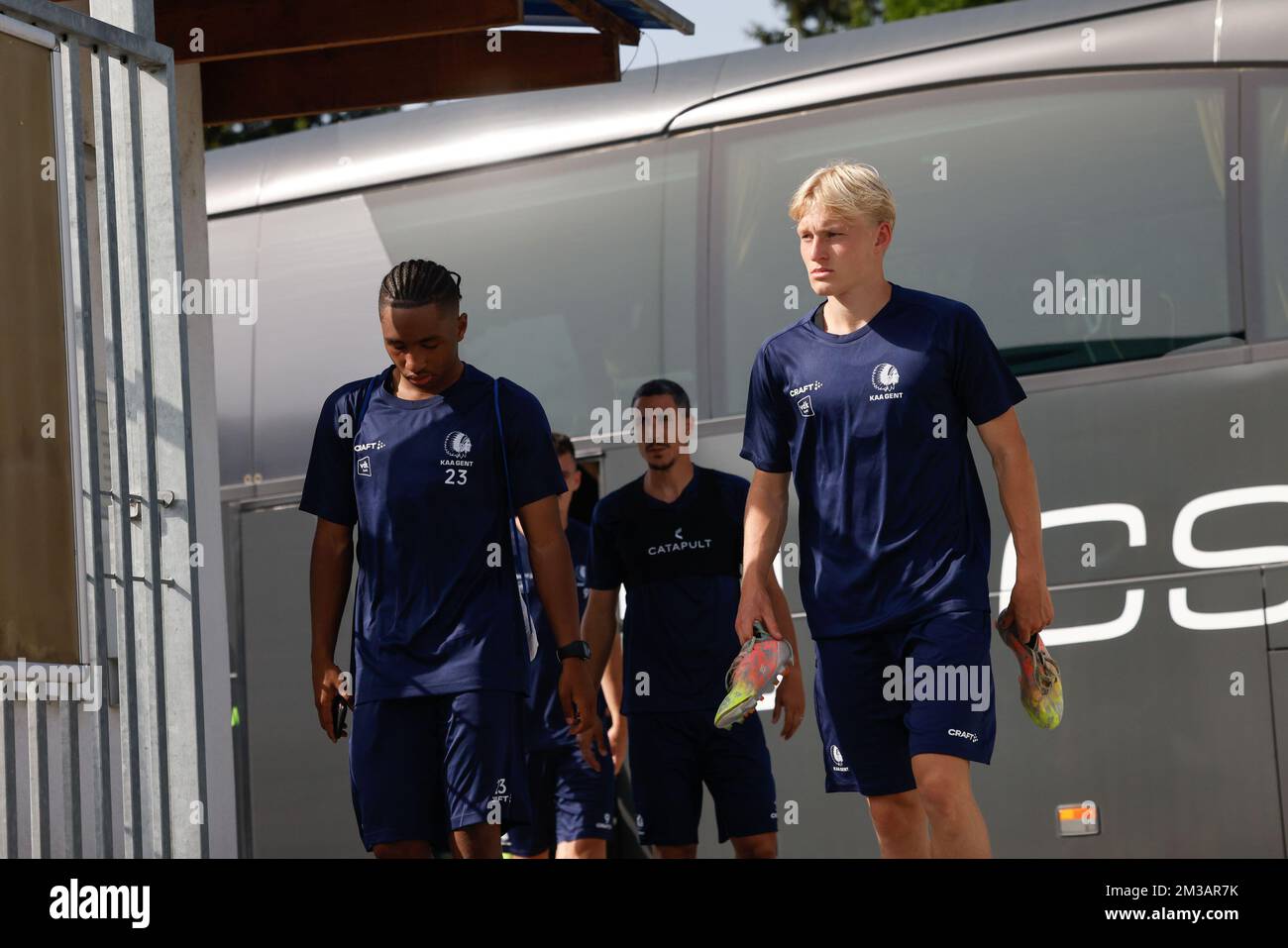Malick Fofana de Gent et un joueur non identifié arrivent pour une ...