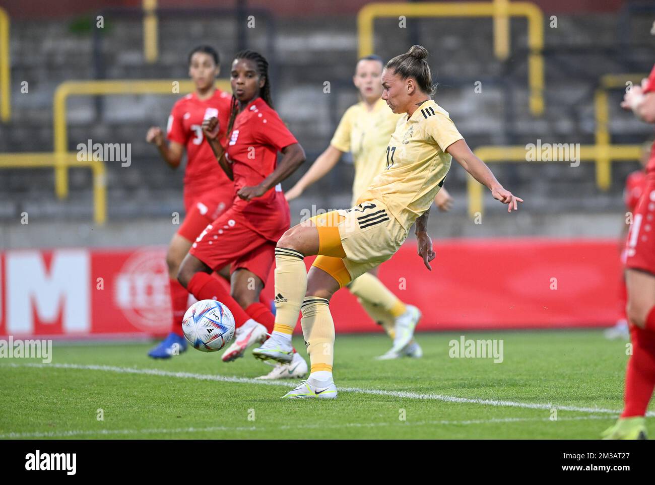 Jassina Blom, de Belgique, marque un but lors du match amical entre l ...