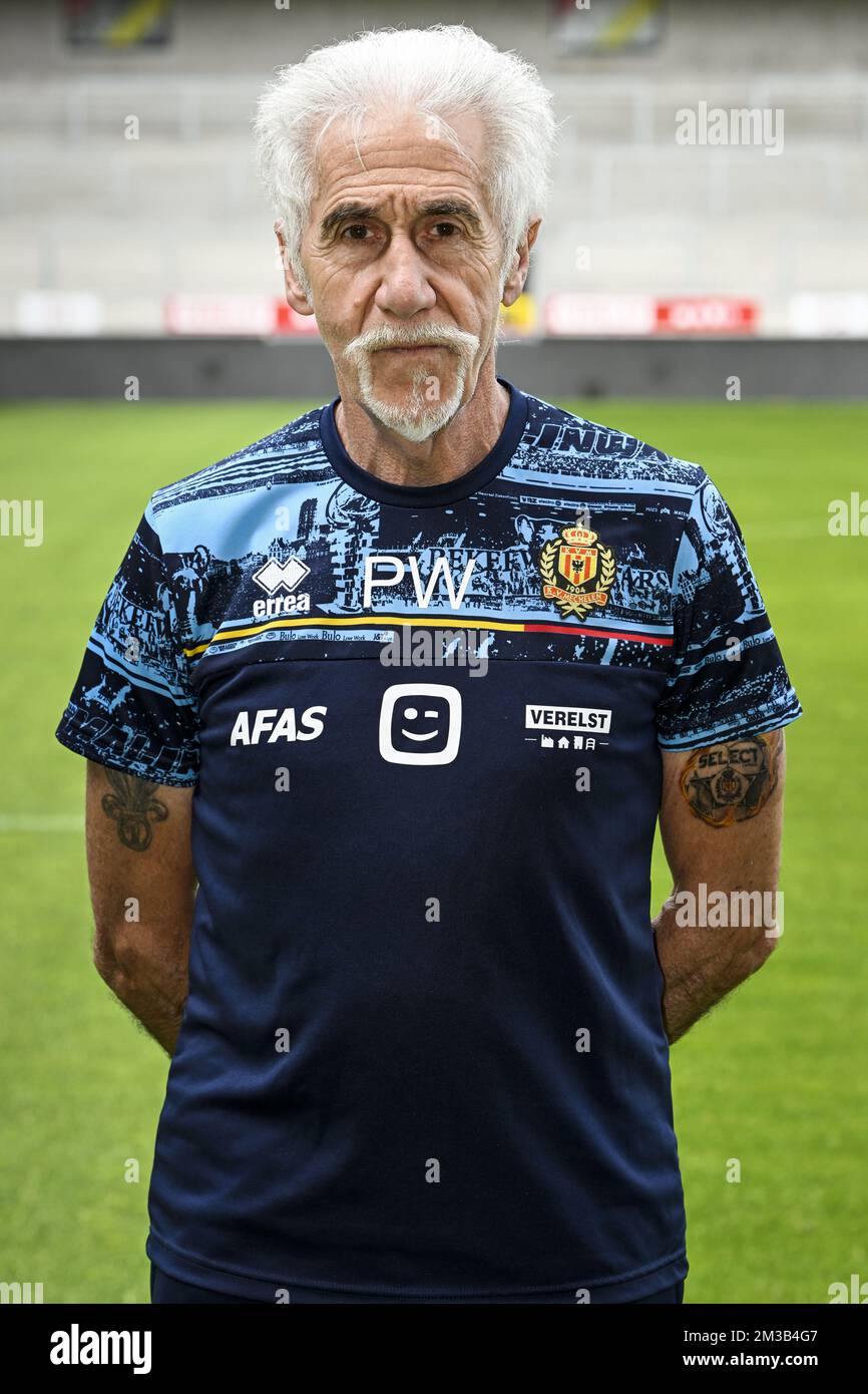 Paul Weemaes, homme d'équipement de Mechelen, pose pour le photographe ...