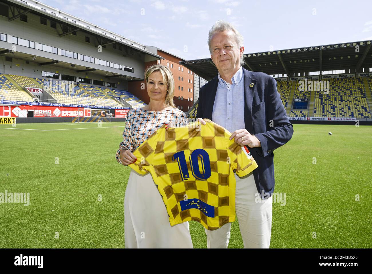 Le maire de Sint-Truiden Ingrid Kempeneers et le président de STVV ...