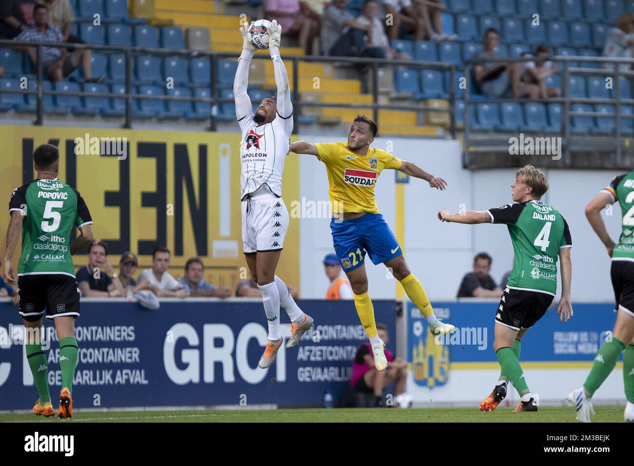 Le gardien de but de cercle Lisboa Warleson Steillon Oliviera et Erdon ...