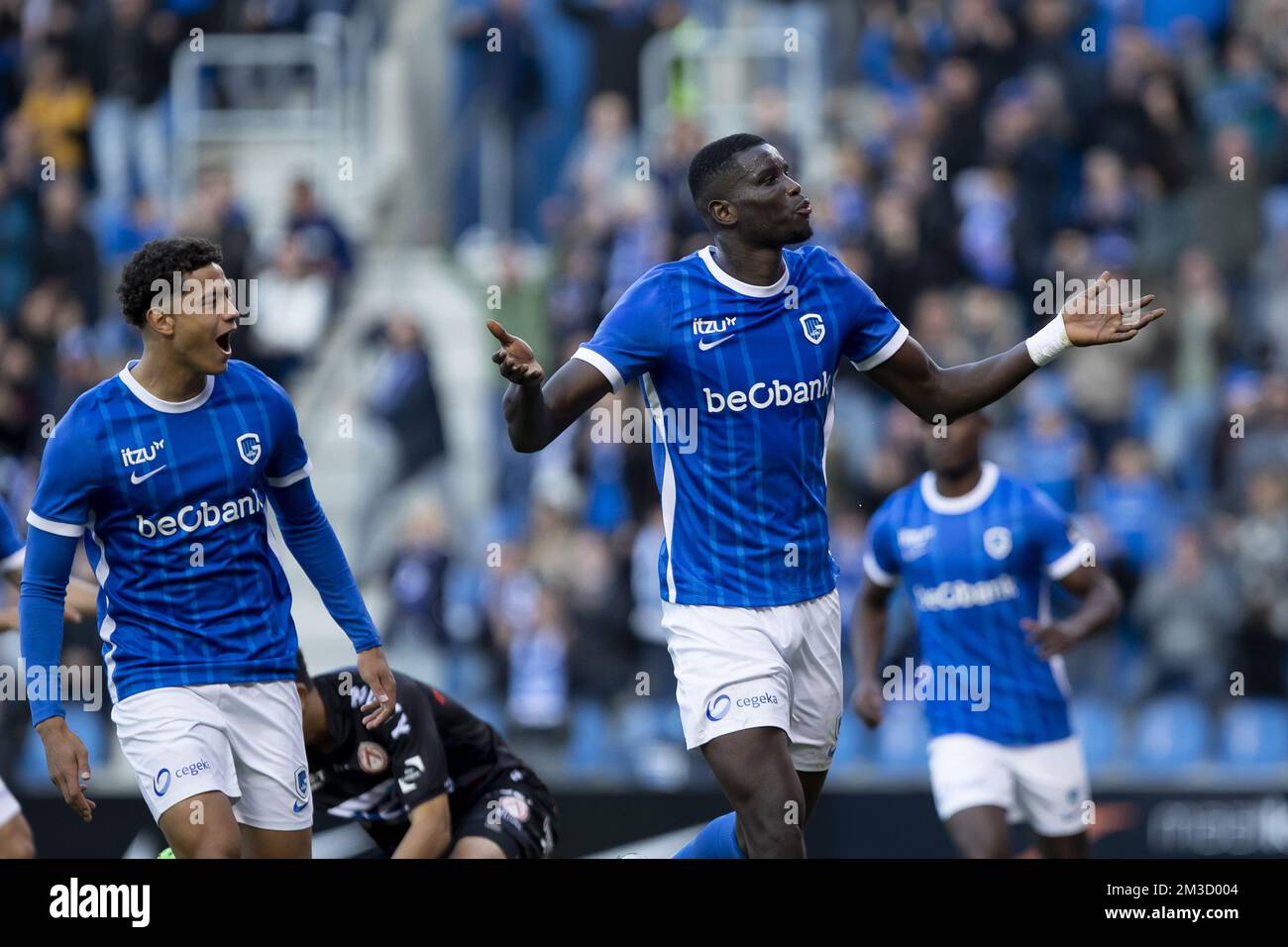 Paul Onuachu, de Genk, célèbre après avoir obtenu son score lors d'un ...
