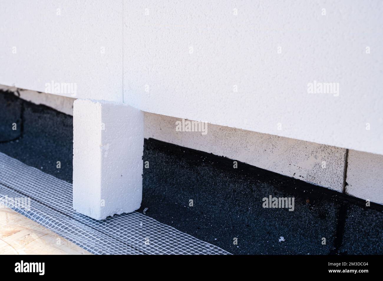 Le processus d'isolation en mousse de la façade d'une maison en briques ...