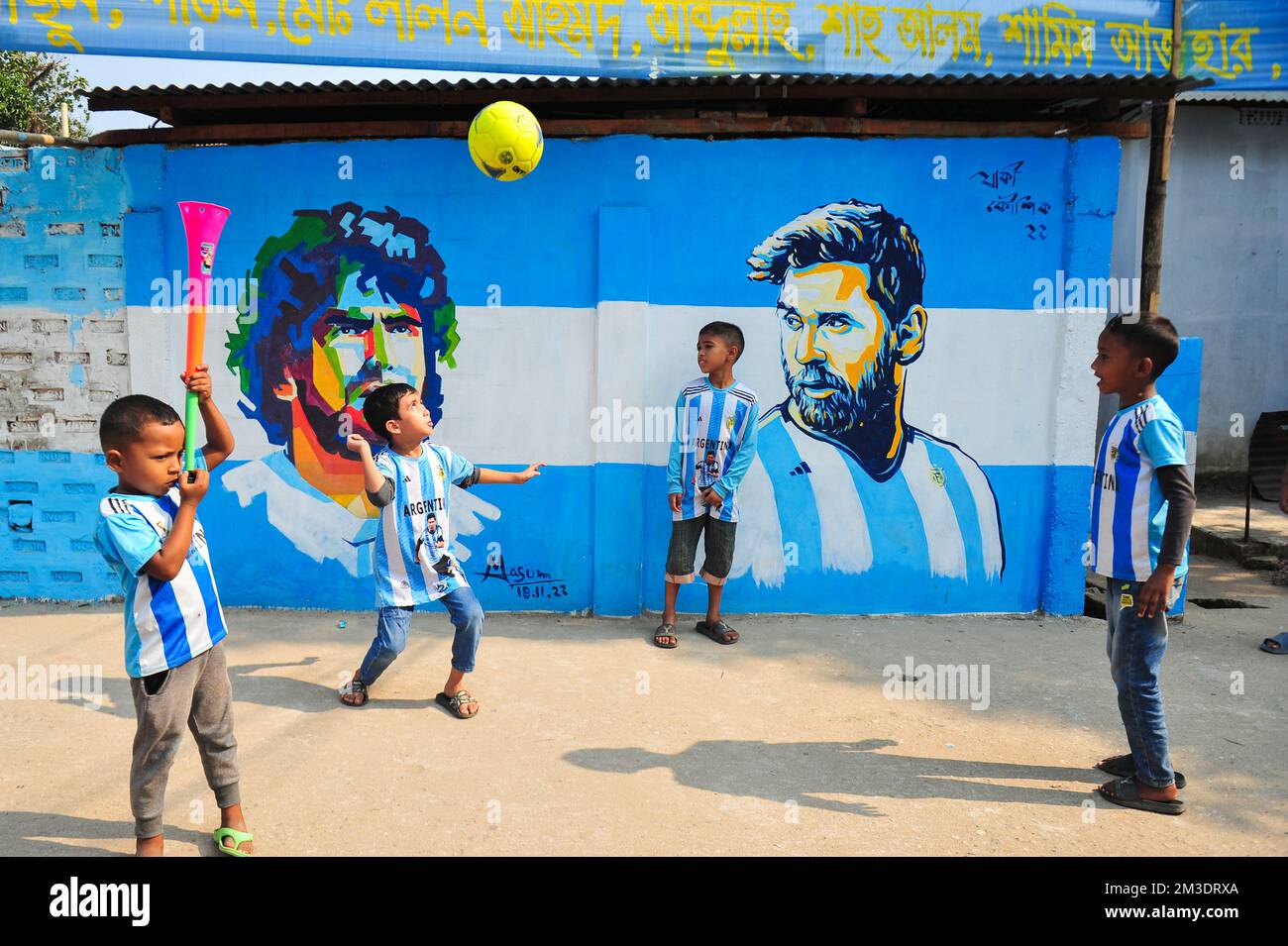 Non exclusif: 14 décembre 2022 à Sylhet, Bangladesh: De jeunes fans ...