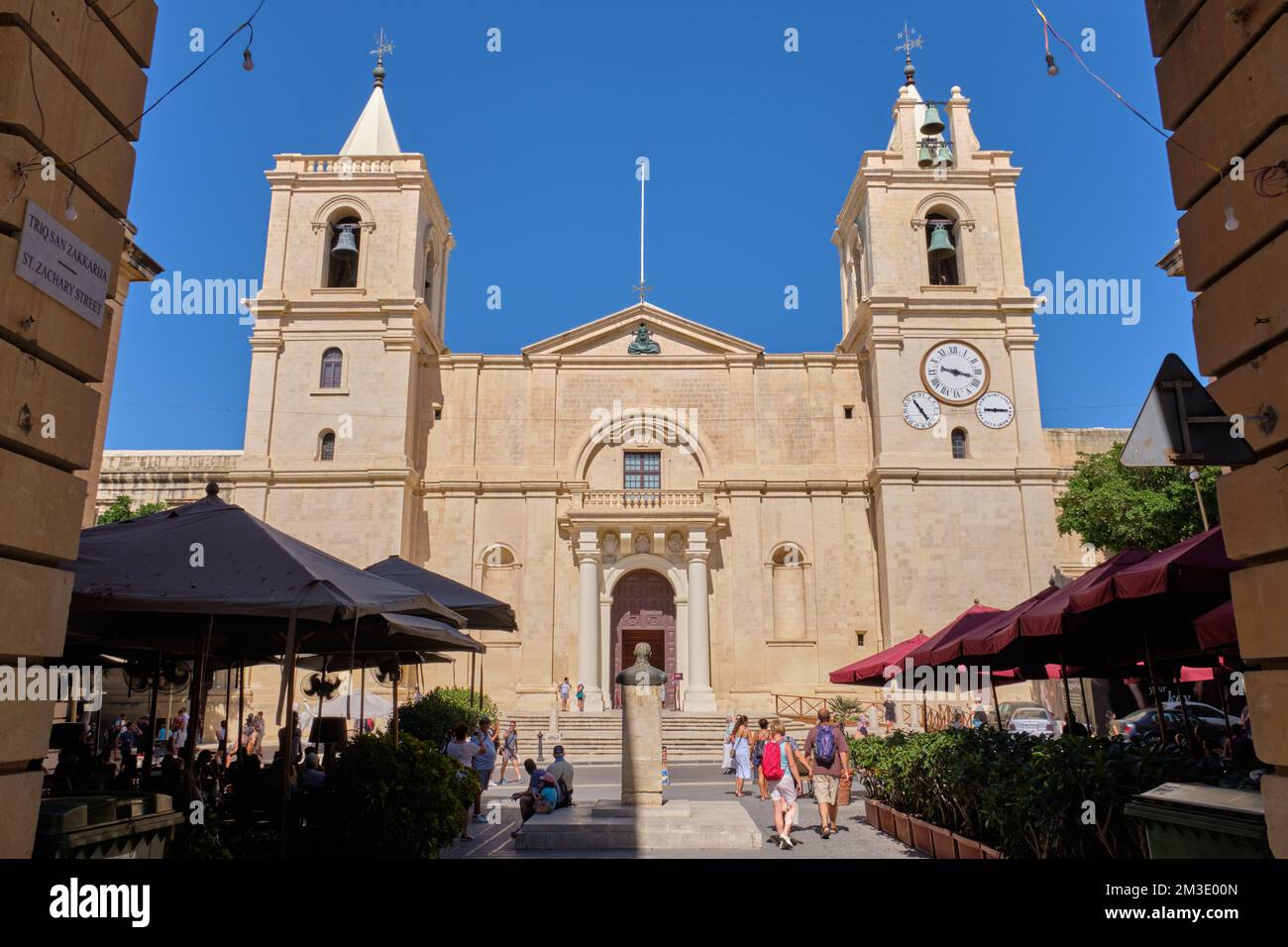 La façade lisse mais bien proportionnée de la co-cathédrale Saint-Jean ...