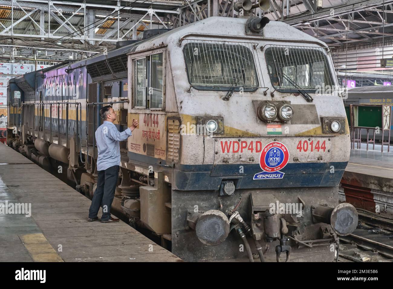Une locomotive diesel-électrique de fabrication indienne de la classe ...