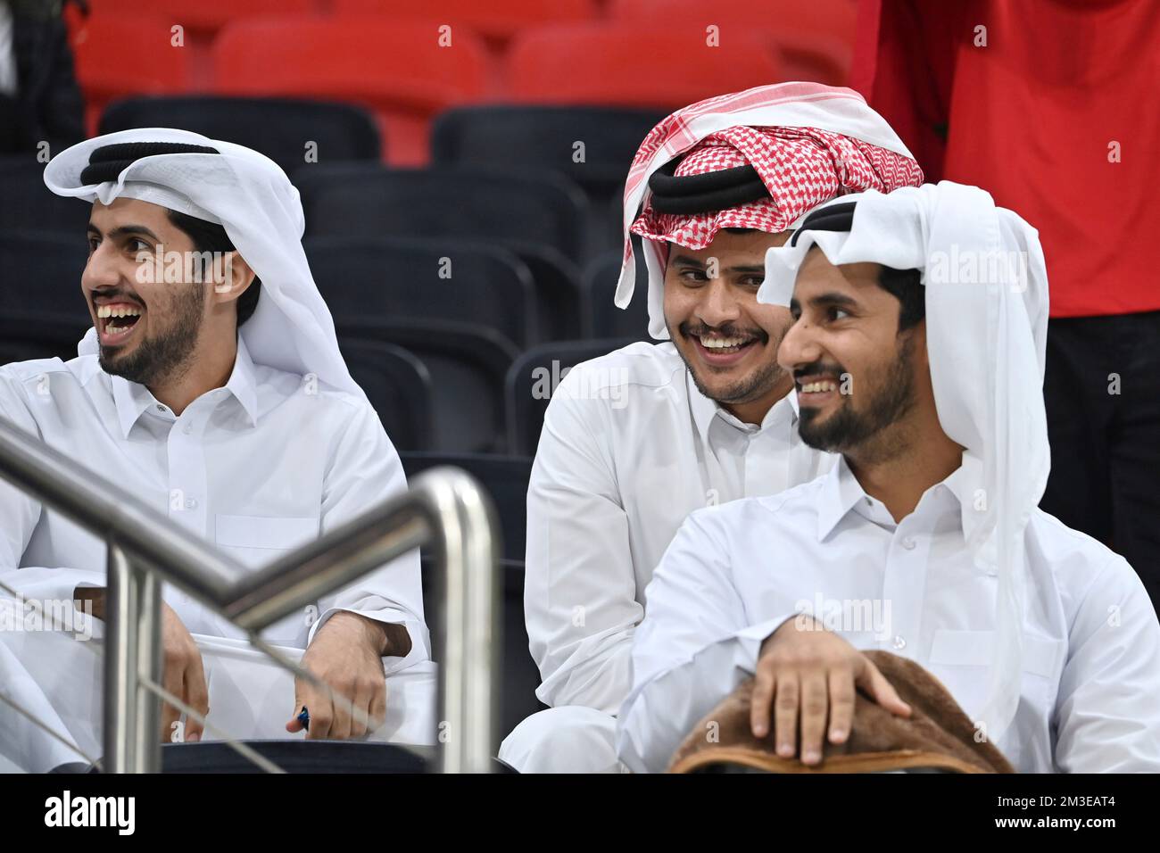 Jeunes hommes qatari en robes traditionnelles, fans, fans de football ...