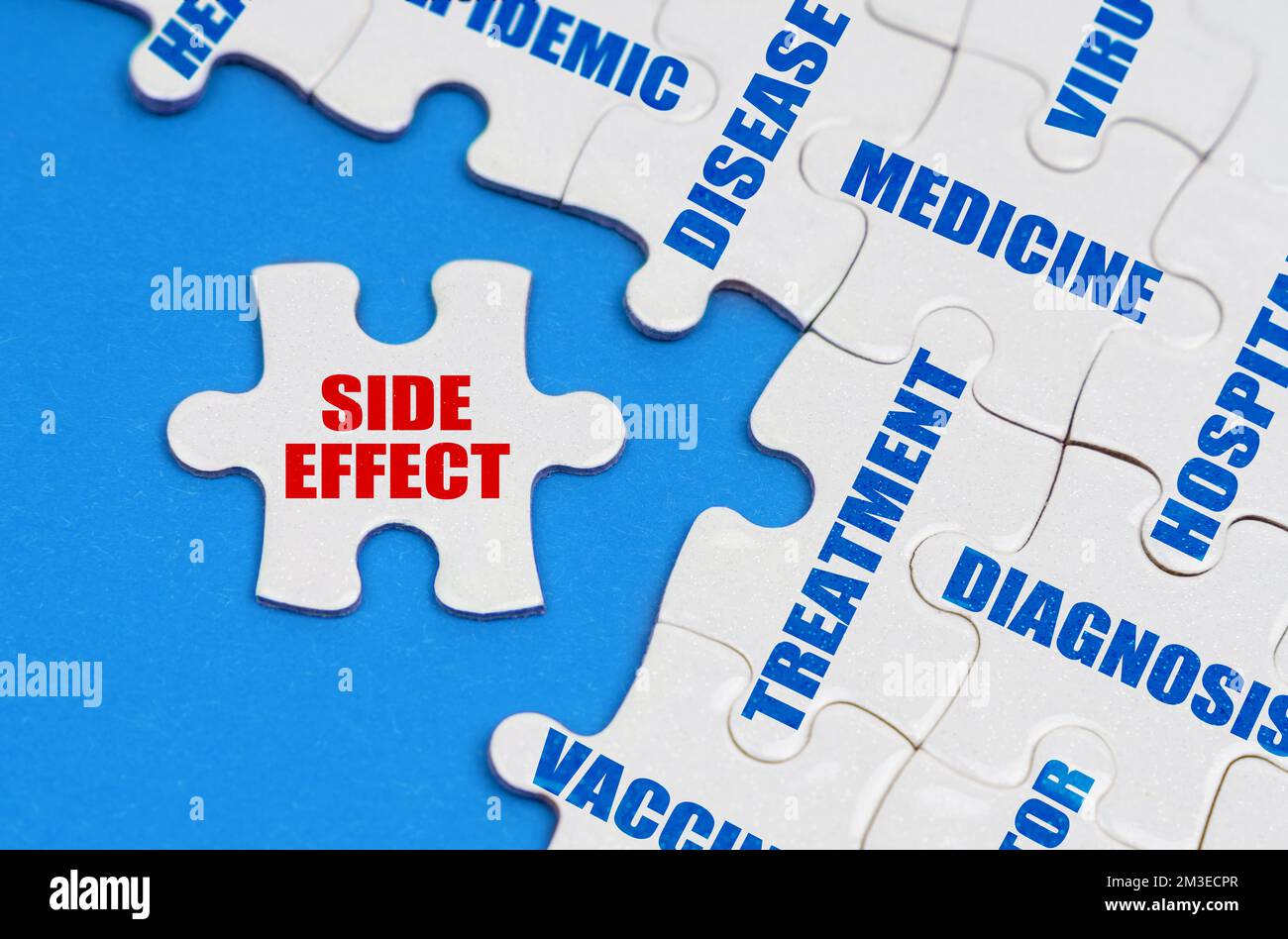 Médecine et concept de santé. Sur la surface bleue, des puzzles avec ...