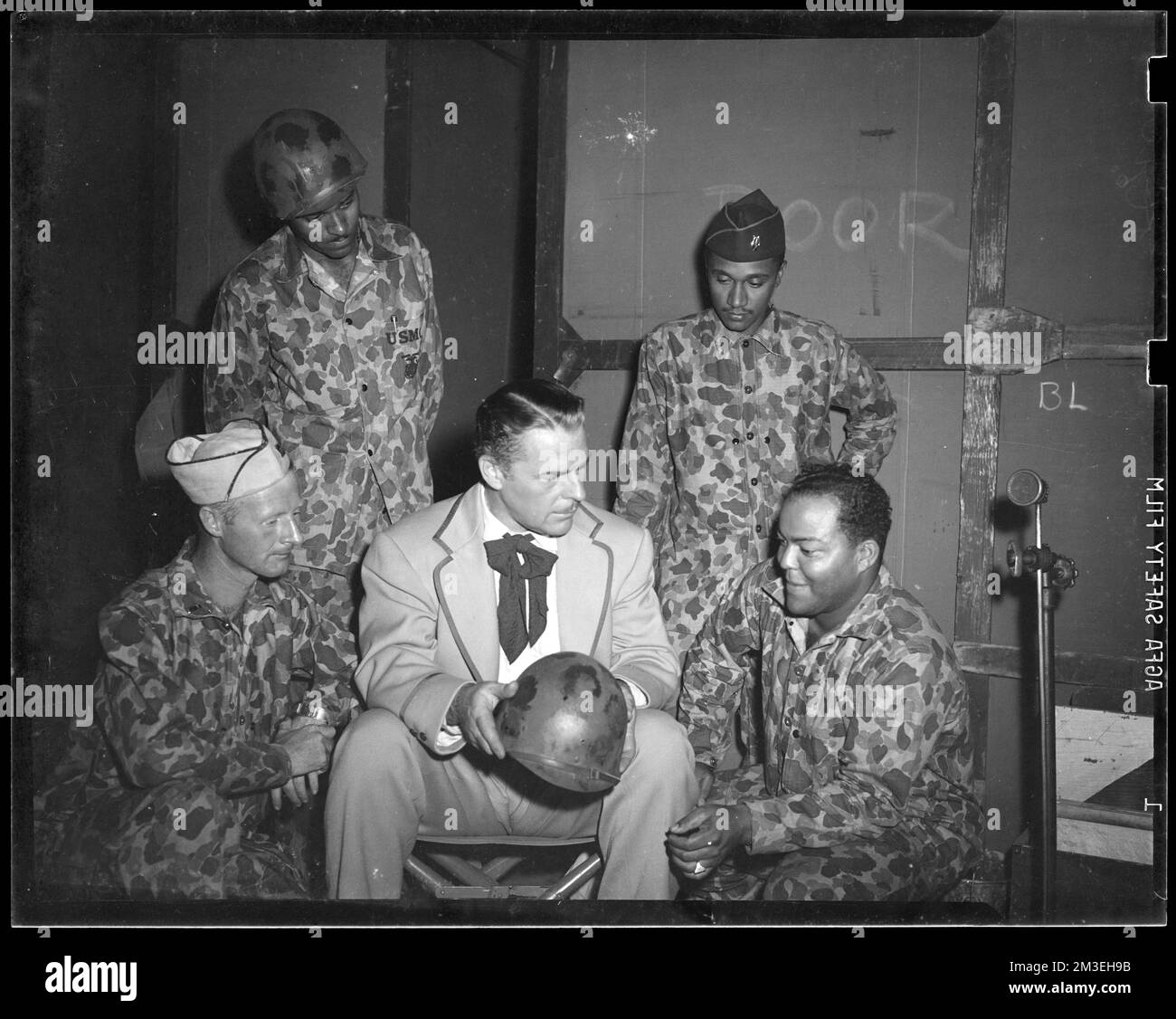 Tenant un casque Banque d'images noir et blanc - Alamy