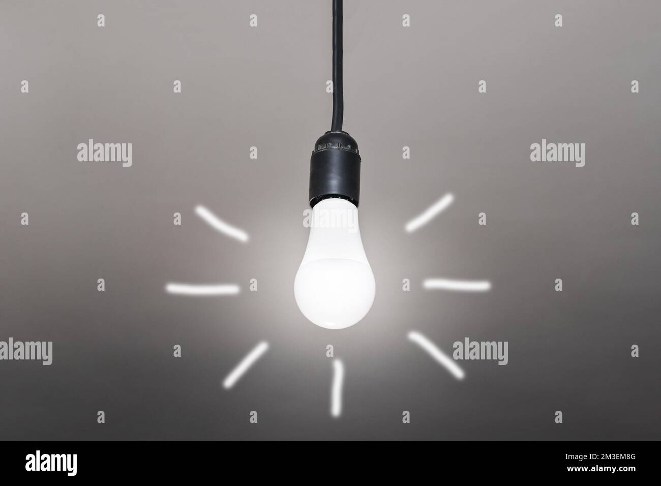 l'ampoule lumineuse sur un fil symbolise l'intuition intuitive et une ...