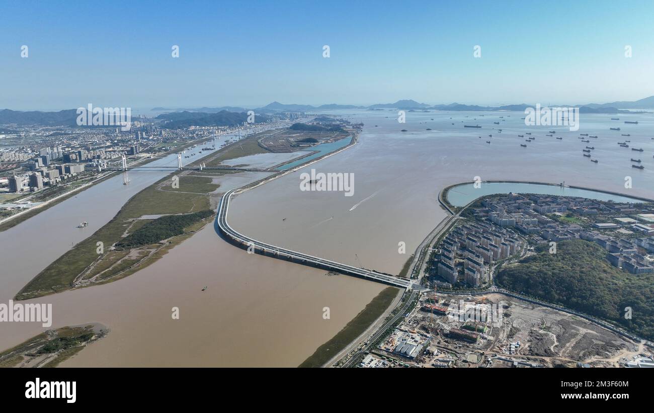 ZHOUSHAN, CHINE - le 15 DÉCEMBRE 2022 - le pont Chashan, qui relie l ...