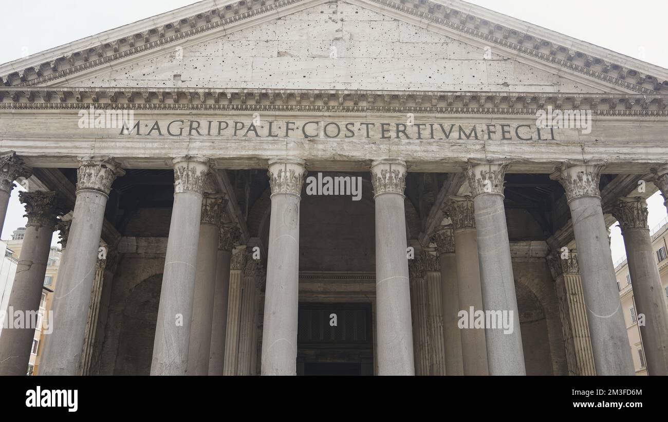 Italie, Rome - 30 août 2022 : ancien bâtiment du temple romain. Action ...