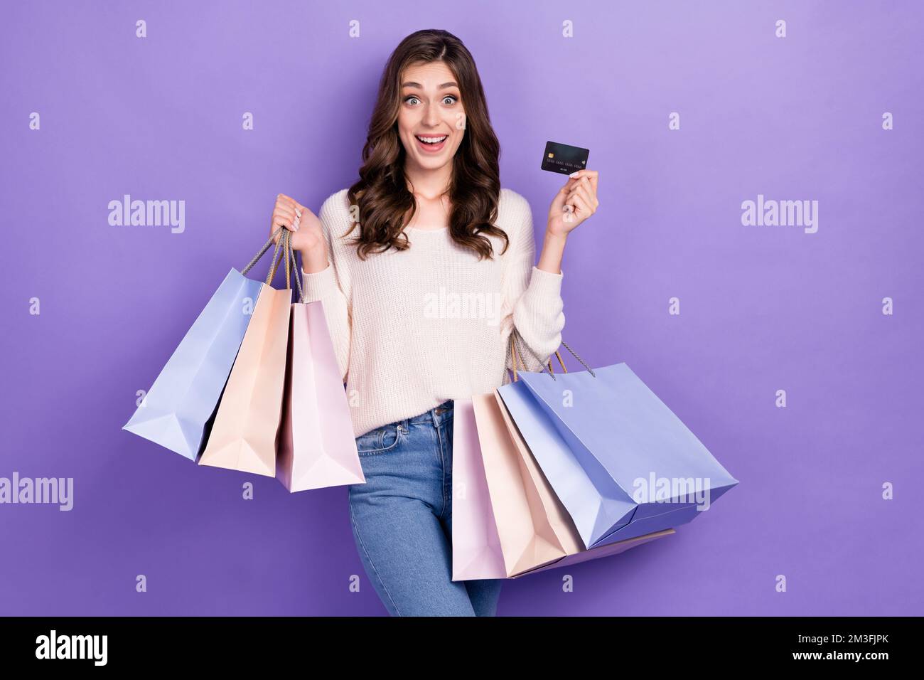 Photo de charmante petite fille élégant shoppers show banque carte de débit nfc paiement espace ...