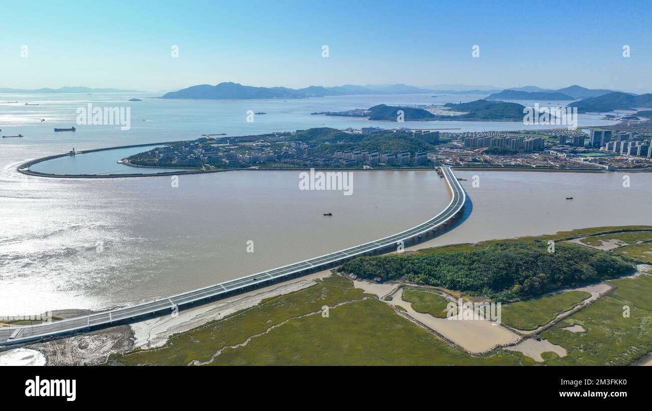 ZHOUSHAN, CHINE - le 15 DÉCEMBRE 2022 - le pont Chashan, qui relie l ...