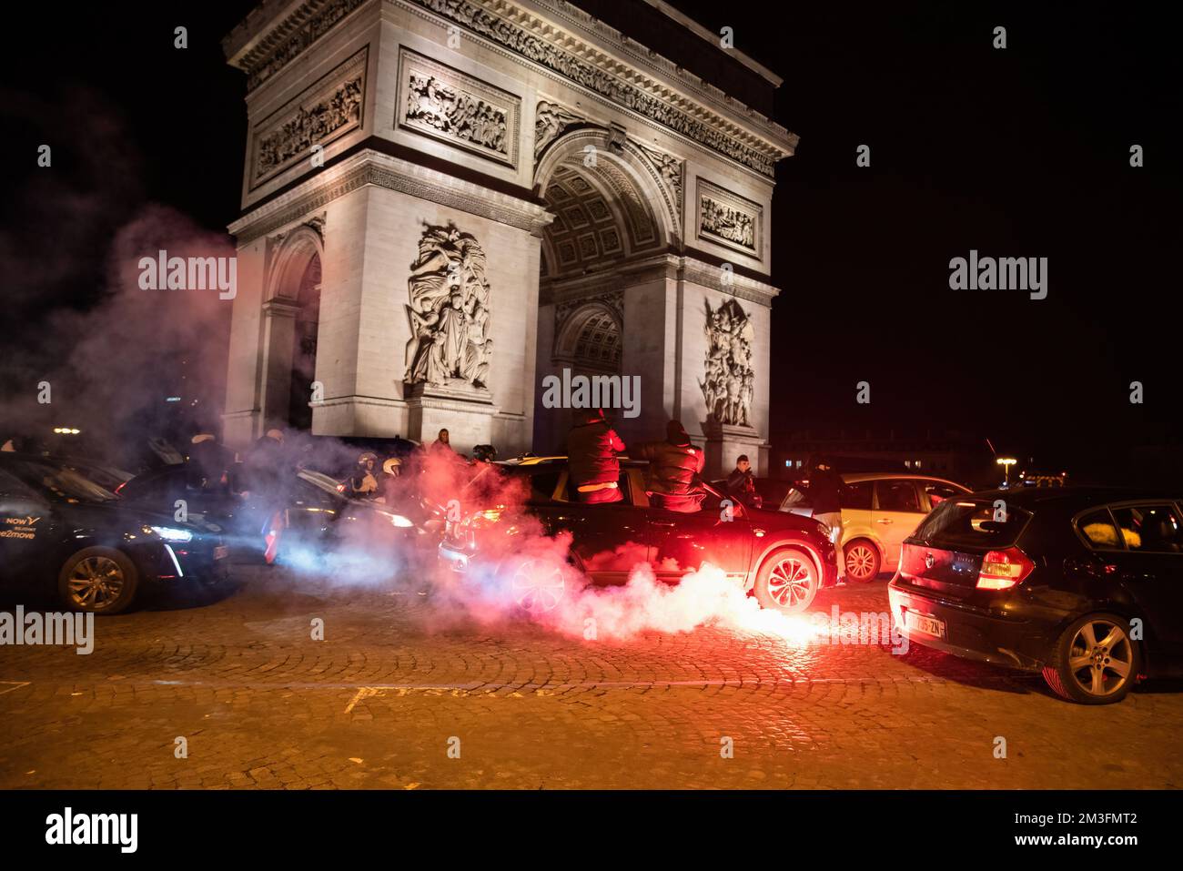Paris, France. 15th décembre 2022. Un groupe de personnes lance des ...