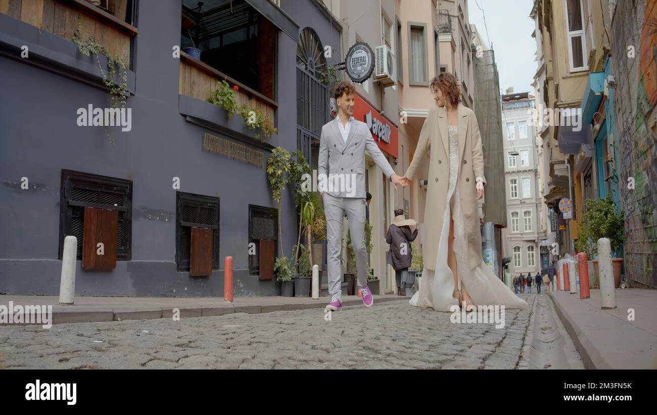 Turquie, Istanbul - 27 juillet 2022: Newlyweds dans la rue de la ville ...