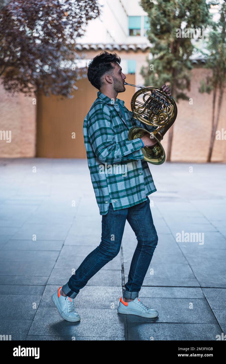 Joueur de cor français Banque de photographies et d’images à haute ...