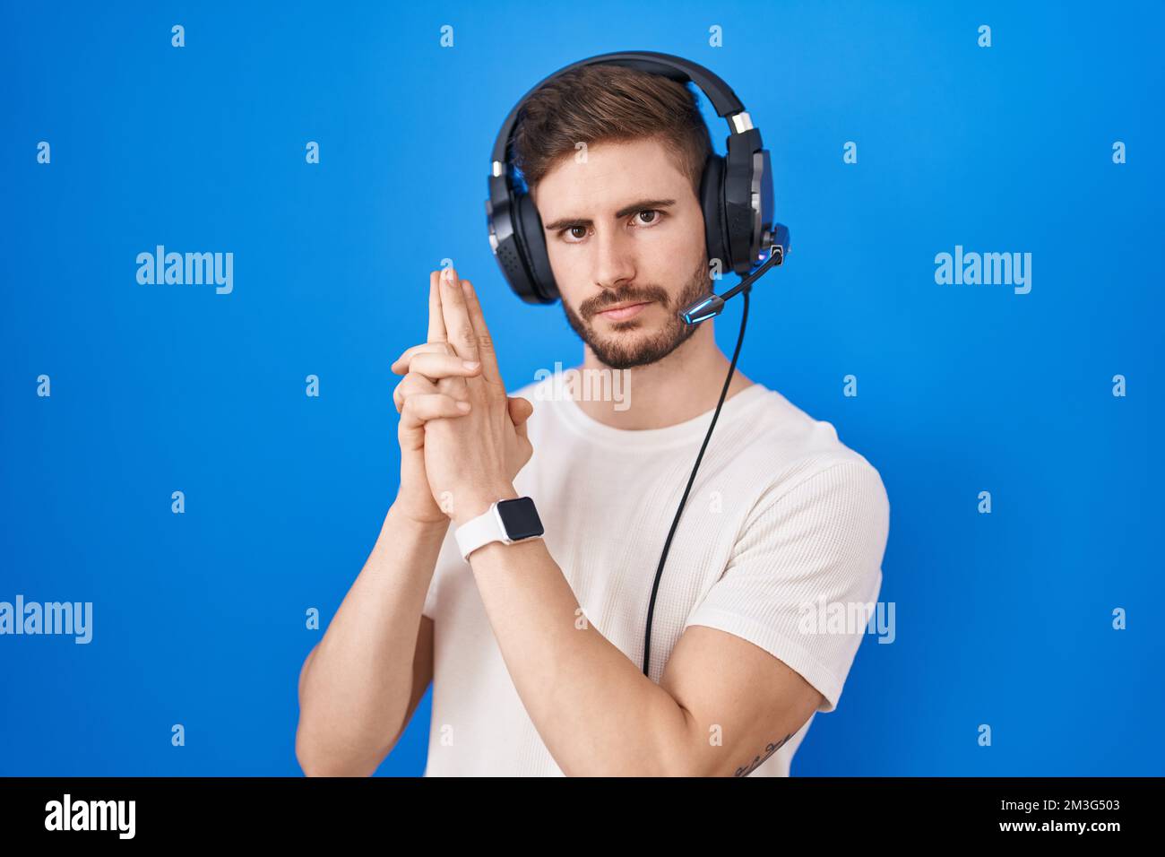 Homme hispanique avec barbe à l'écoute de la musique portant des ...