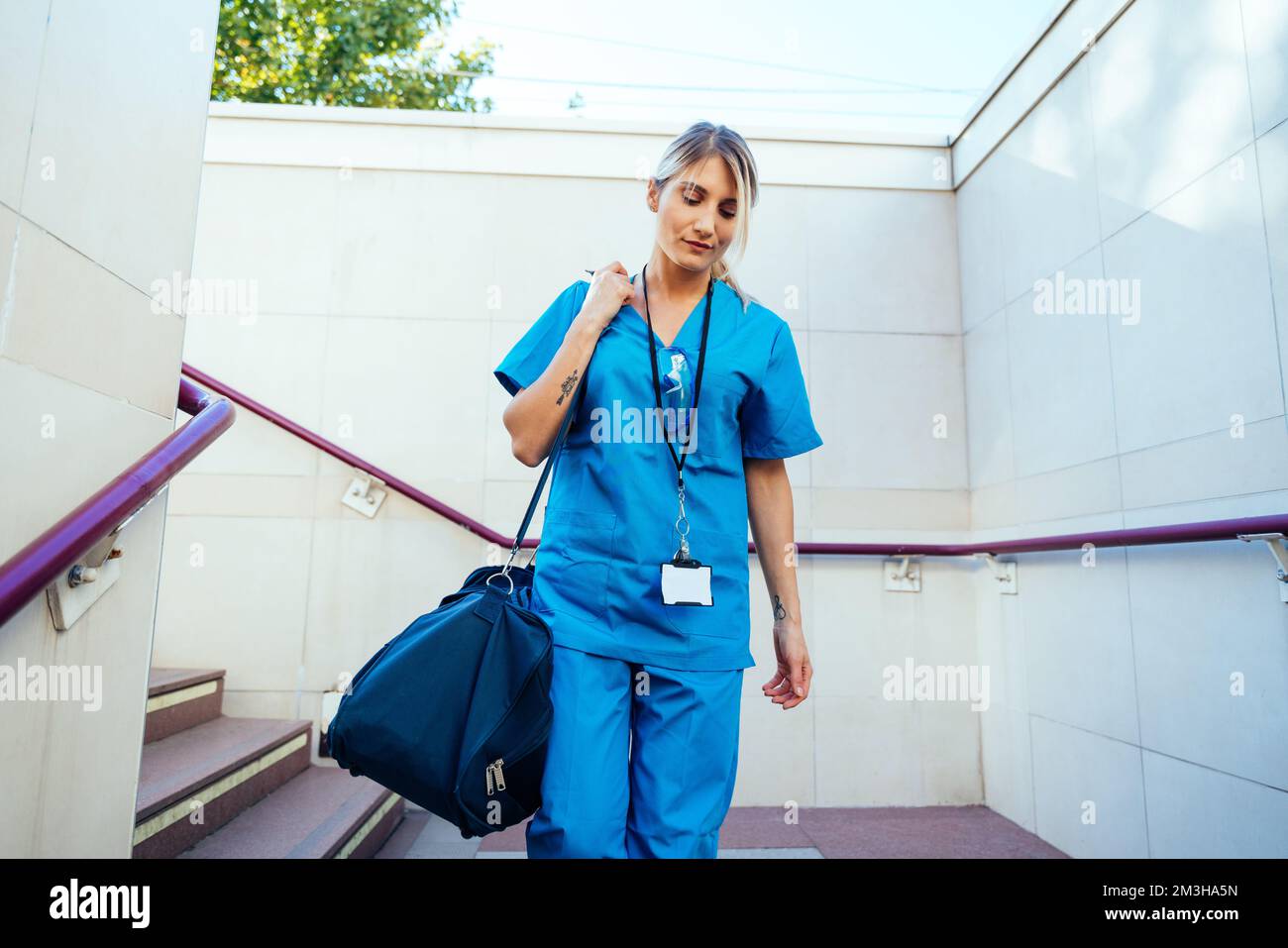 représentation de la vie quotidienne d'une infirmière qui va travailler ...