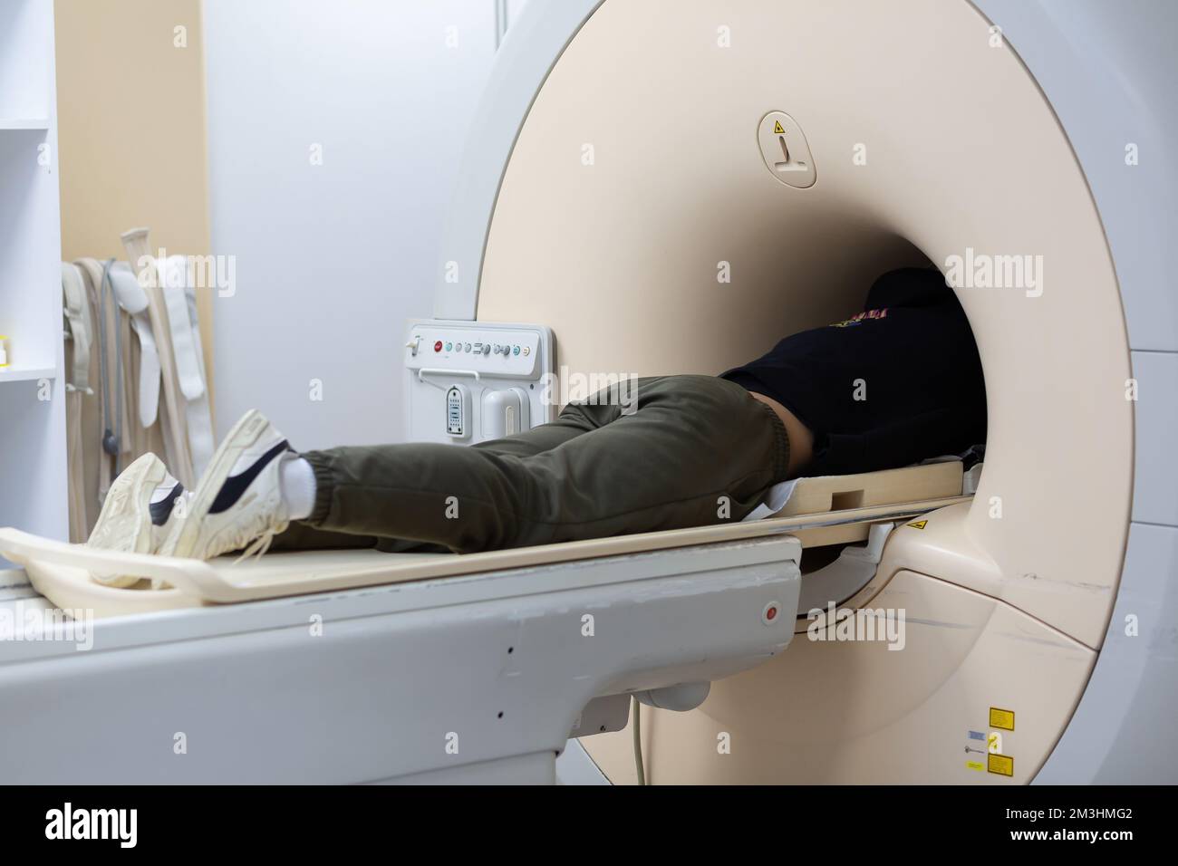 L'imagerie par résonance magnétique (IRM) scanner dans un hôpital, avec ...