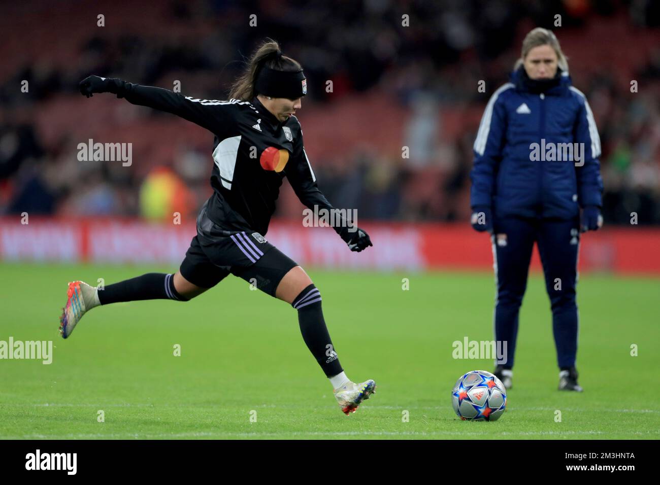 Selma Bacha, de Lyon, se réchauffe avant le match C de l'UEFA Women's ...