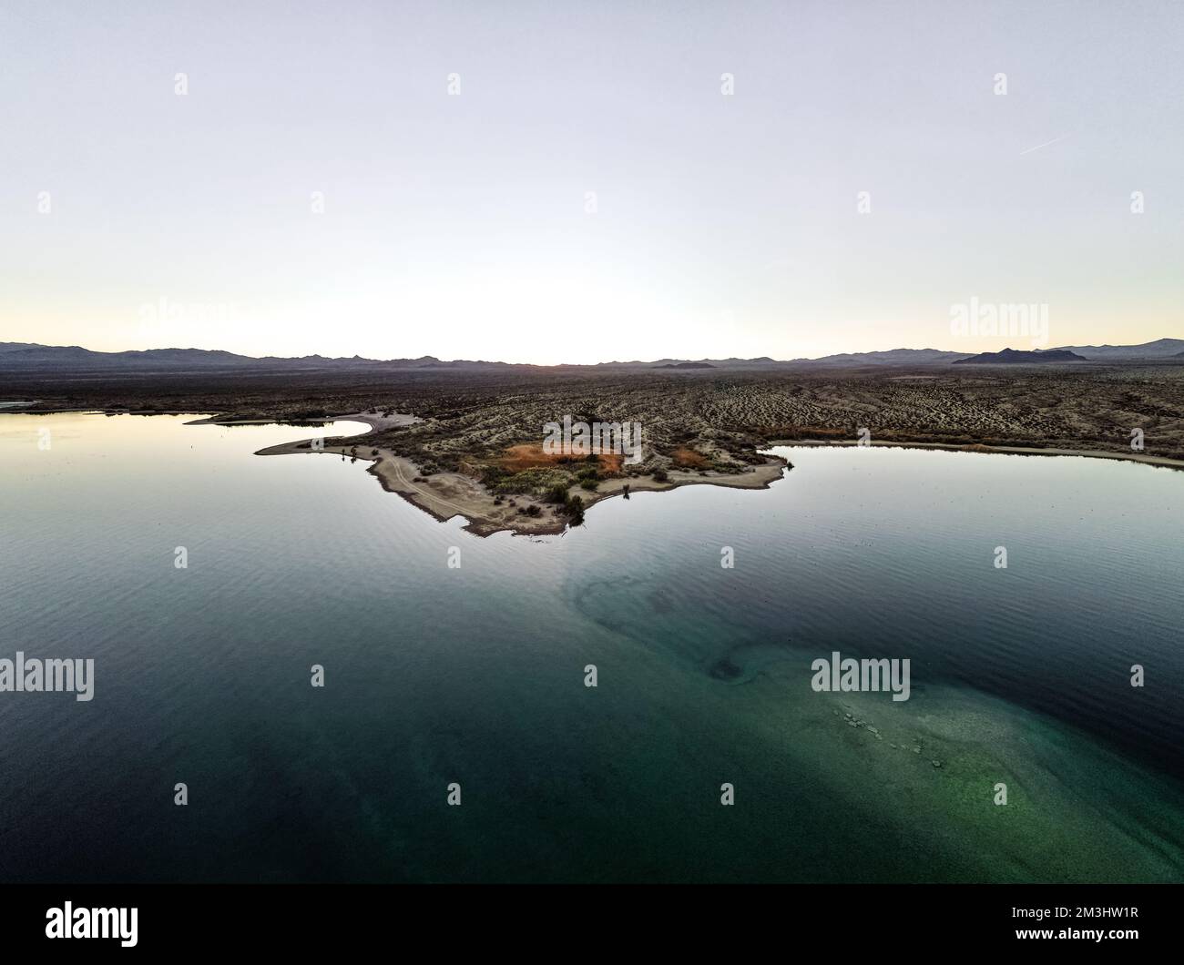 vue grand angle de vue aérienne tir de drone du lac mohas dans la zone ...