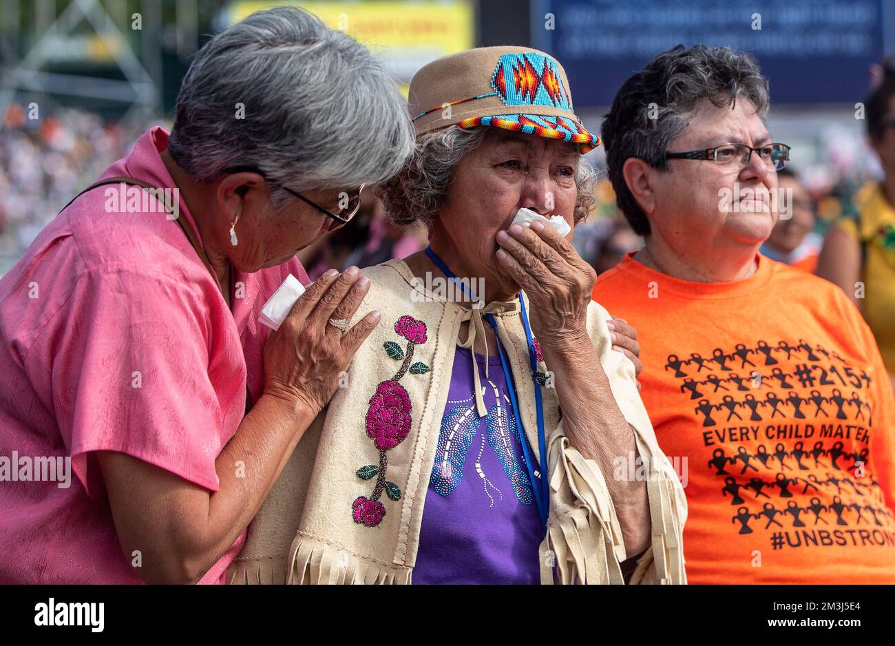 Nancy Saddleman (au centre), 82 ans, pleure alors que le pape François ...