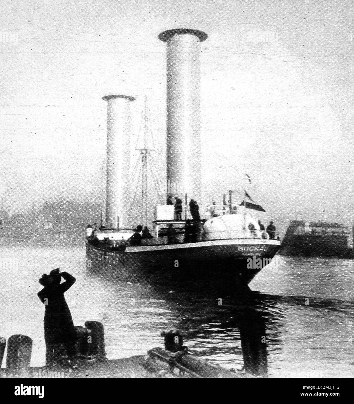 Photographie du navire expérimental 'rotor' 'Buckau', sur essais en mer ...