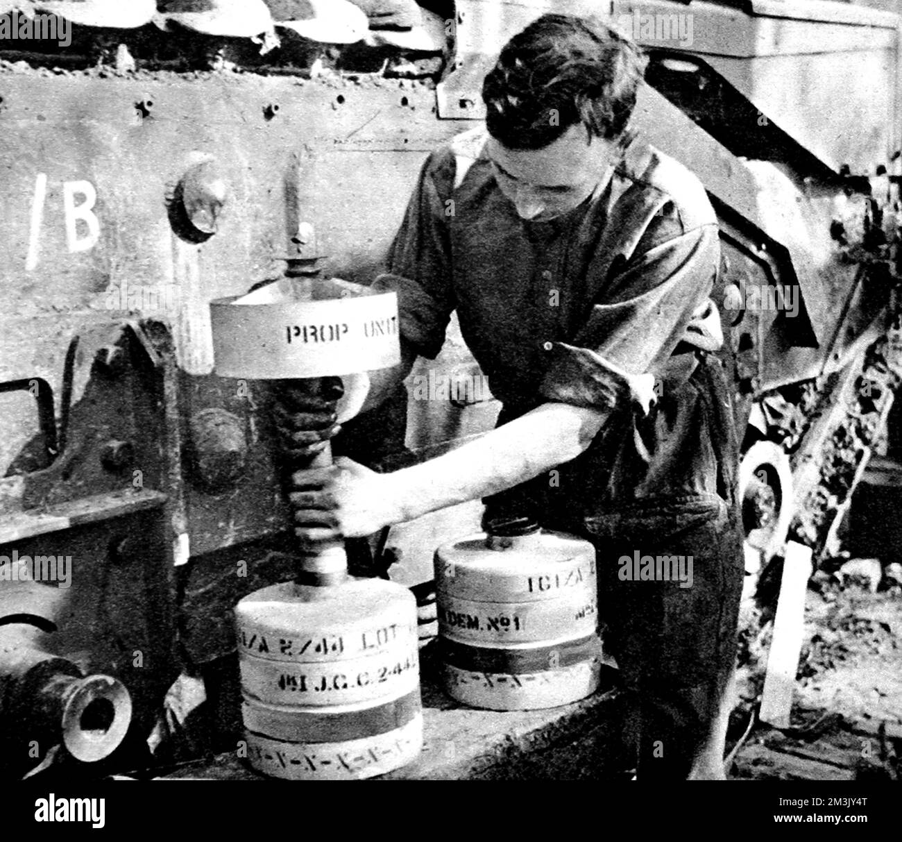 Un soldat des Royal Engineers préparant une charge explosive de ...