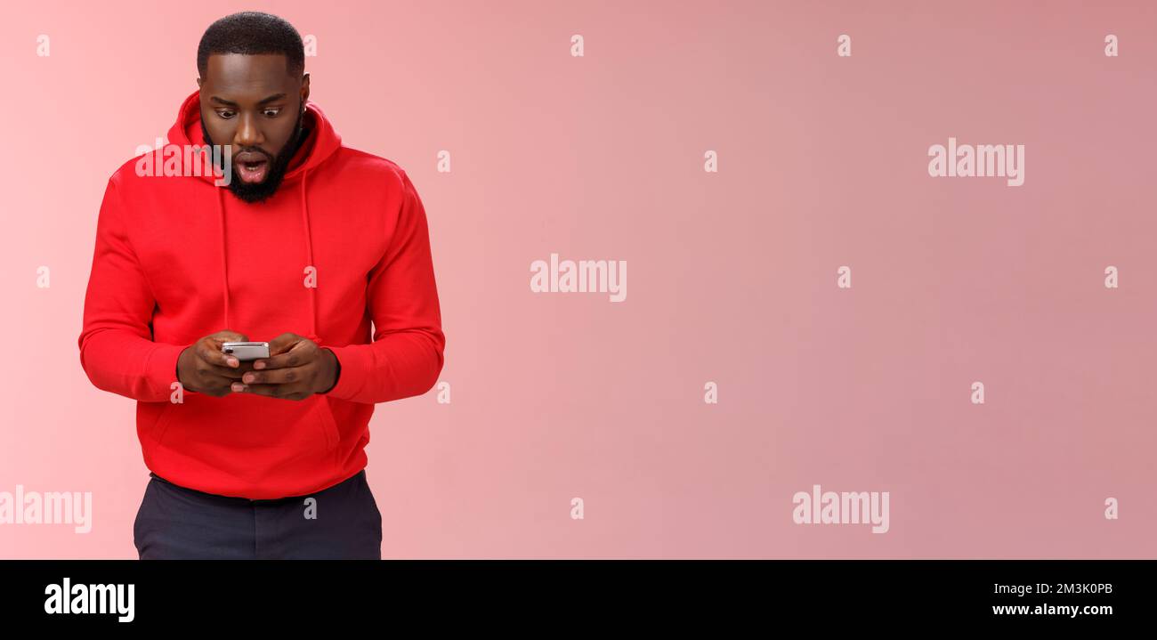 Concentré d'amusé impressionné afro-américain barbu gars dans la goutte ...