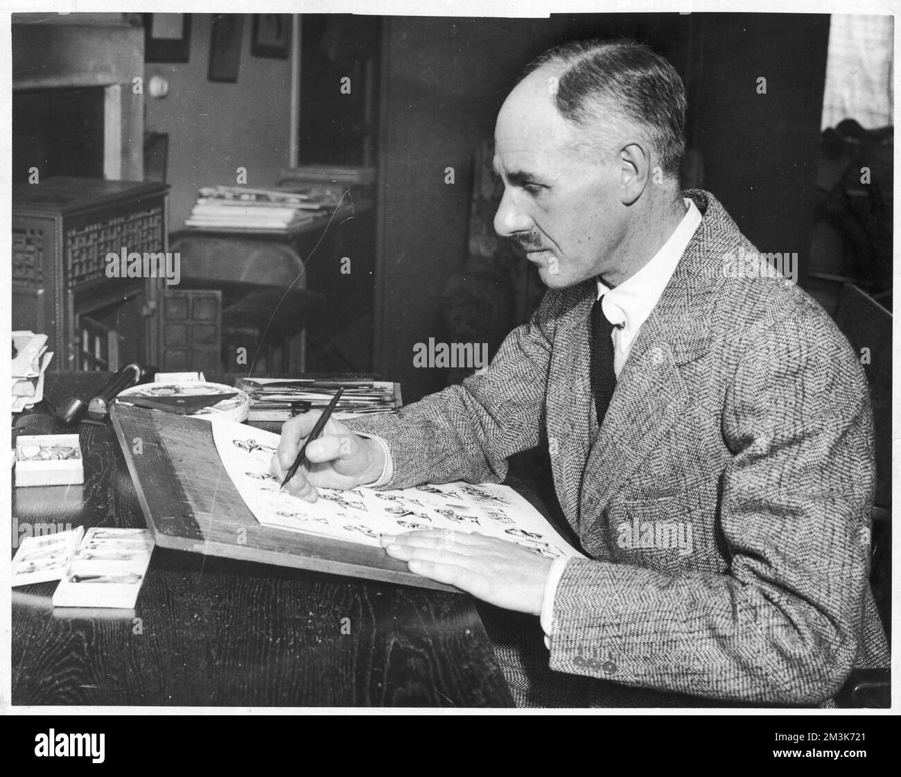 H. M. Bateman dans son atelier Photo Stock - Alamy
