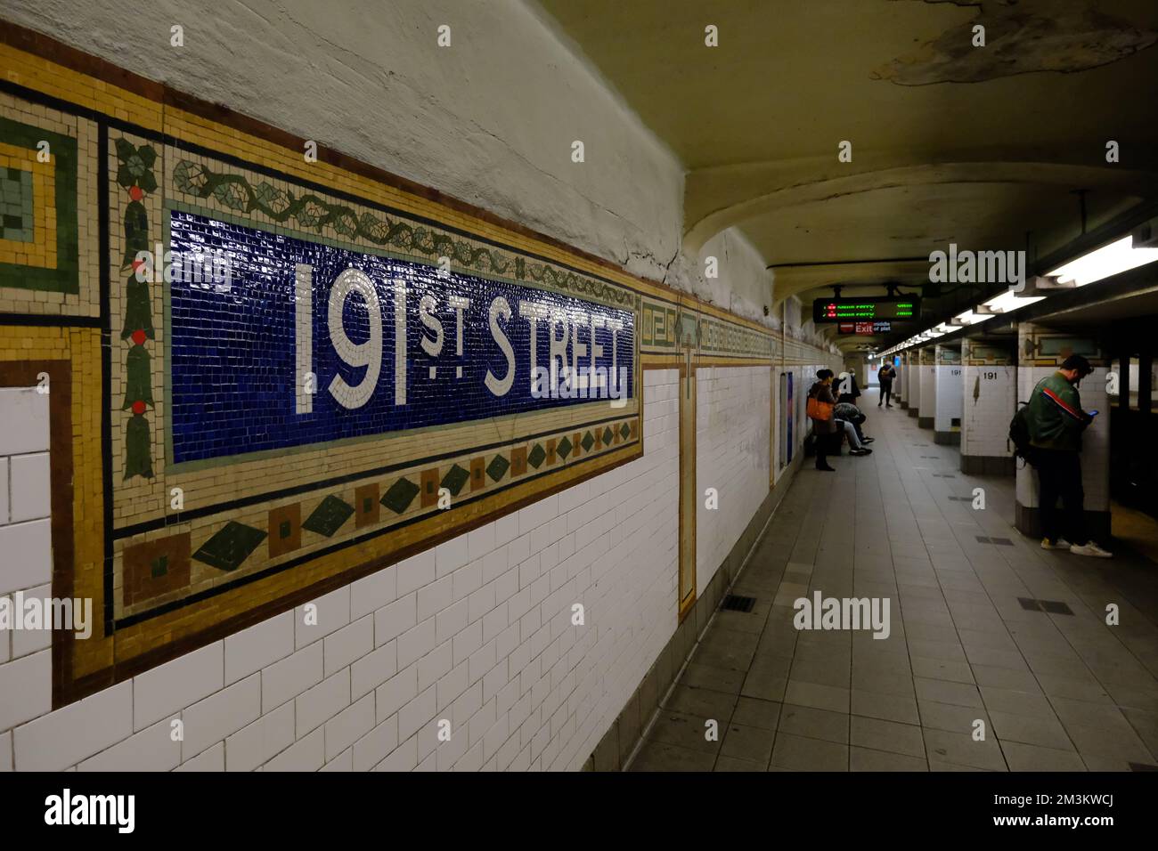 Panneau de la station de métro de style vintage 191st rue sur le mur de ...