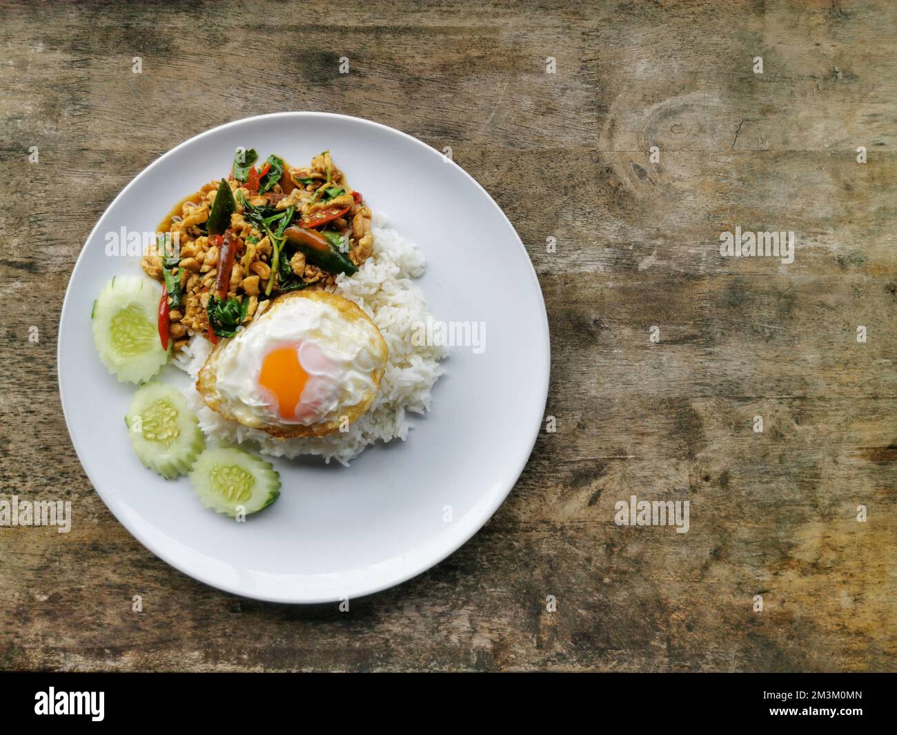 Ajoutez du kra pao gai ou du poulet frit avec du basilic thaïlandais ...