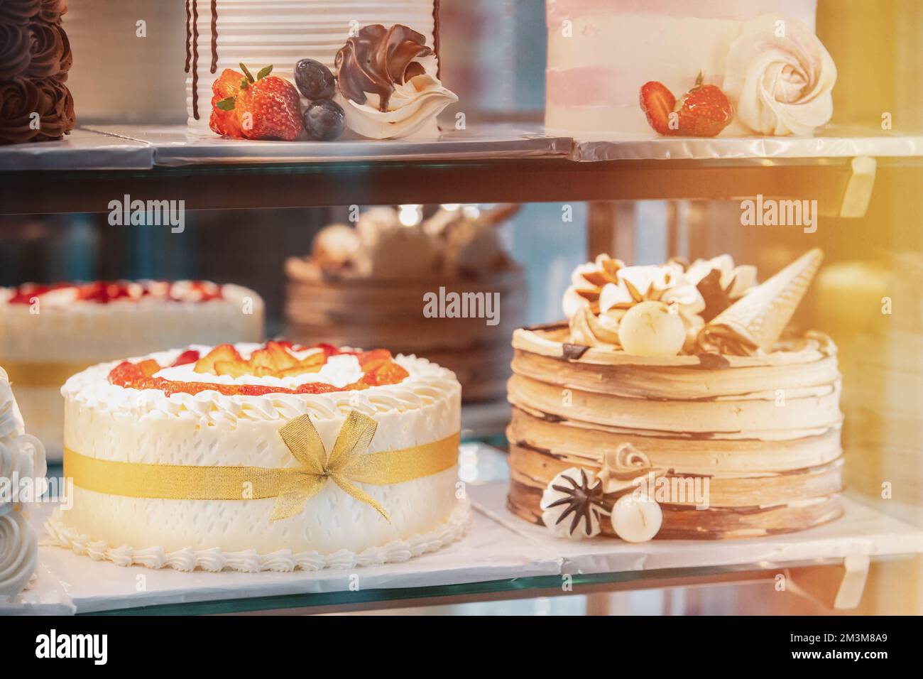 assortiment de pâtisseries délicieuses dans la boulangerie. Différents ...