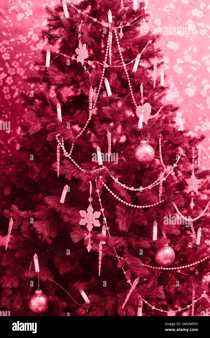 noël et nouvel an. sapin de noël décoré dans un style rétro vintage ...