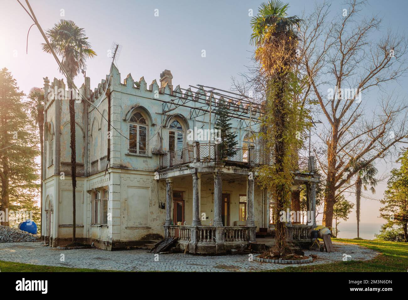 Ancienne villa abandonnée de style gothique. Ancien manoir général de ...