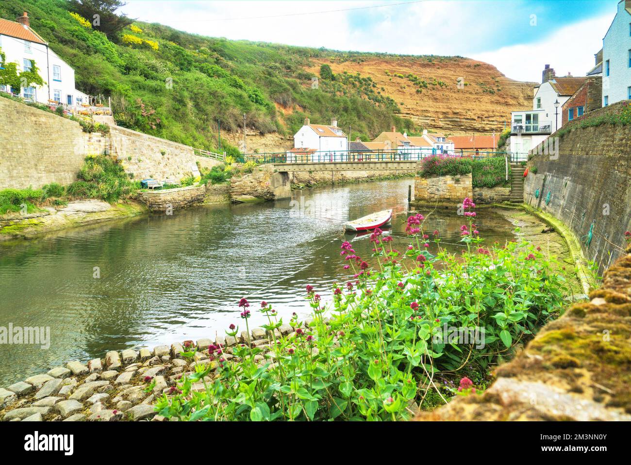 En regardant vers l'est en bas de la rivière Staithes Beck vers la mer ...