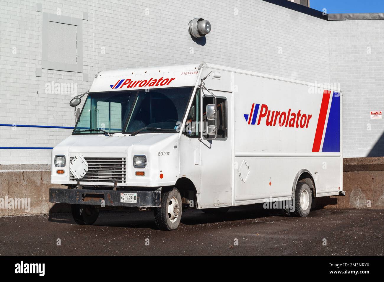 Purolator delivery truck Banque de photographies et d’images à haute ...