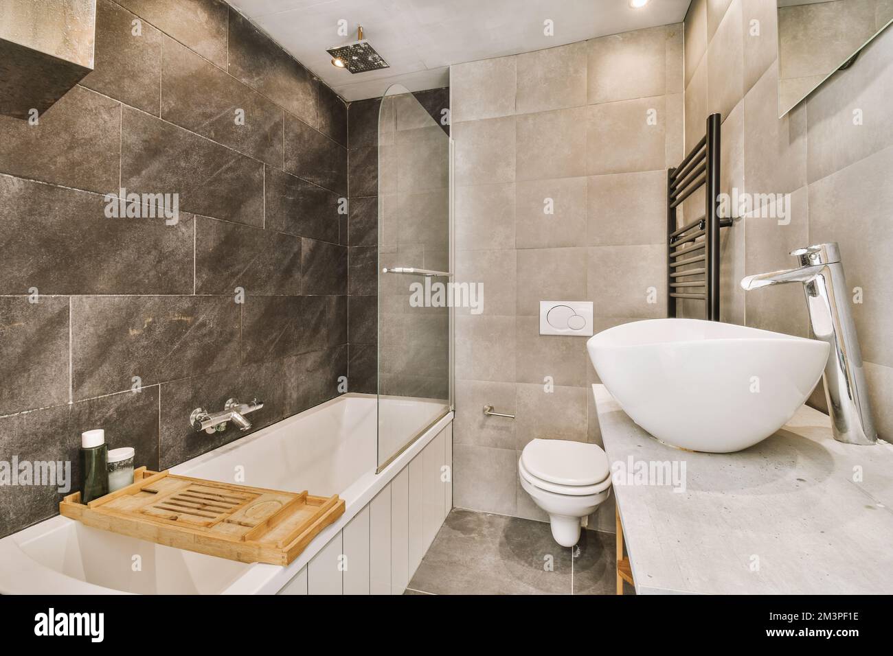 une salle de bains avec un lavabo, des toilettes et une baignoire de la ...