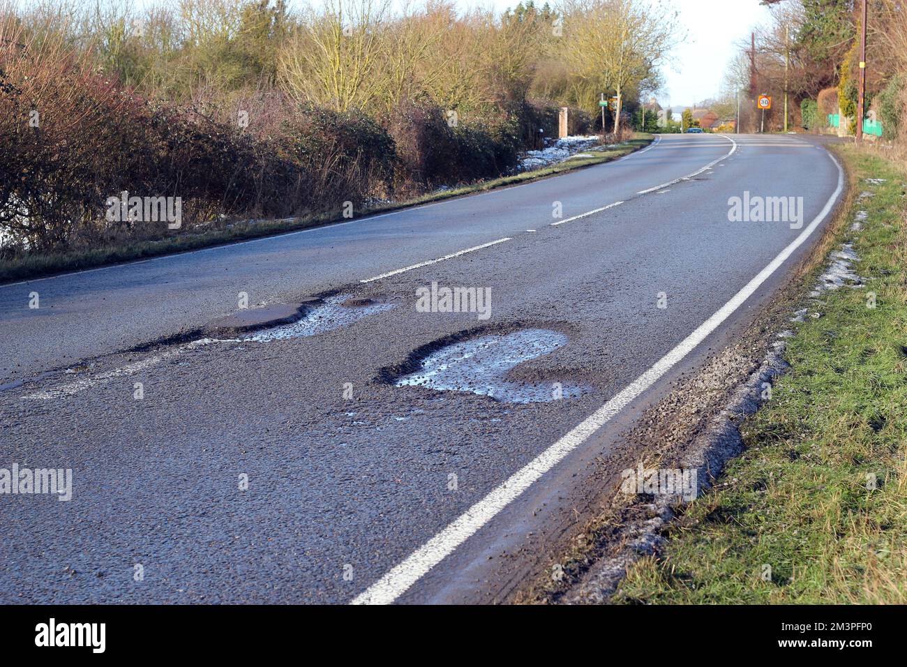 Trous dangereux dans une voie publique ou une autoroute. Manque d ...