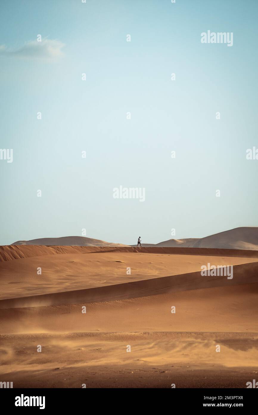 Promeneur solitaire dans le désert du Sahara Merzouga personne Maroc ...