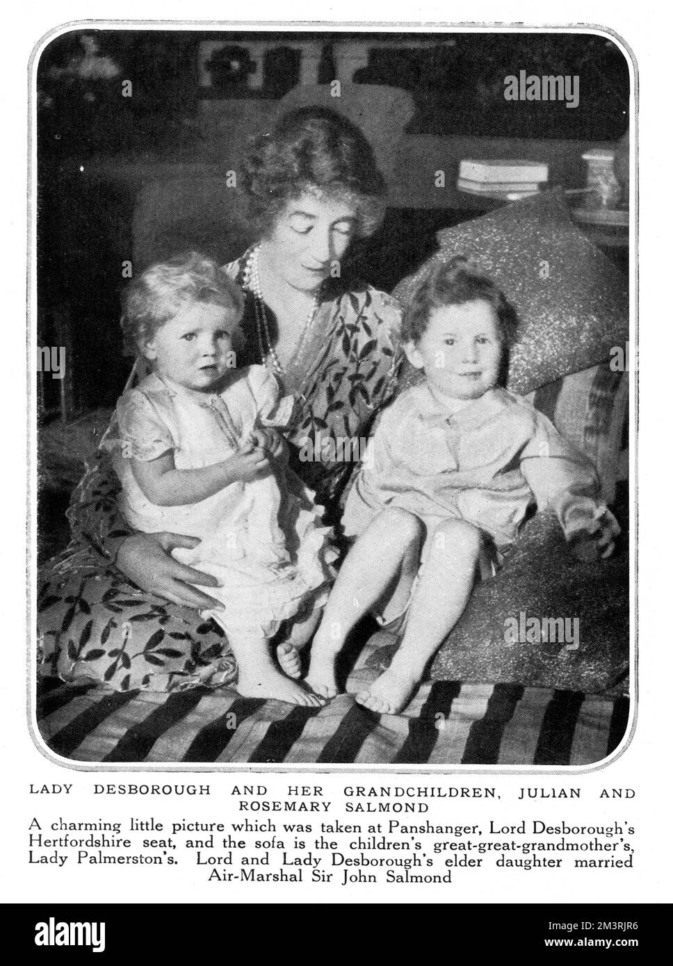 Ettie, Lady Desborough en photo avec ses petits-enfants, Julian et ...