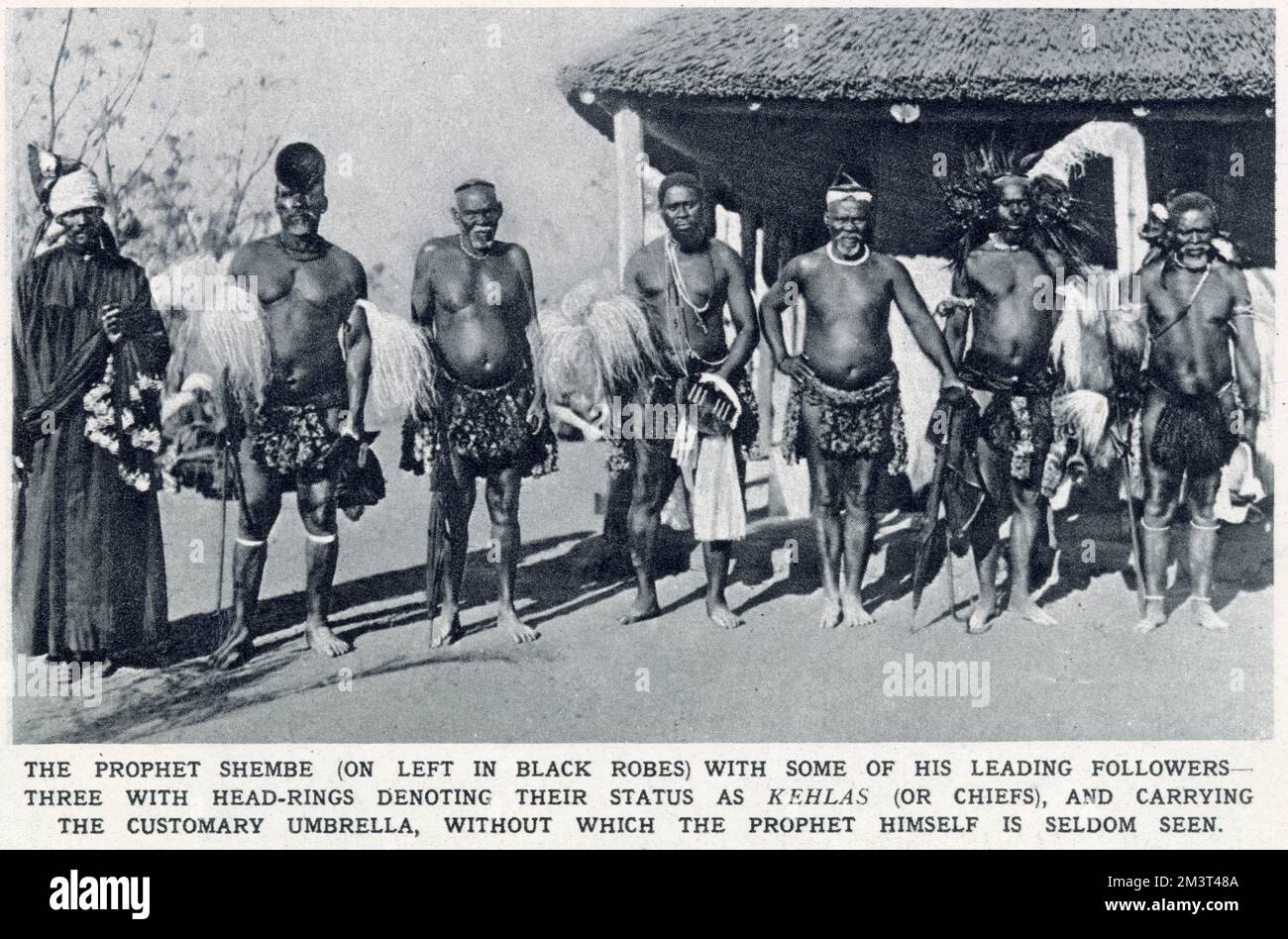 Le prophète Shembe (à gauche en robes noires) avec certains de ses ...