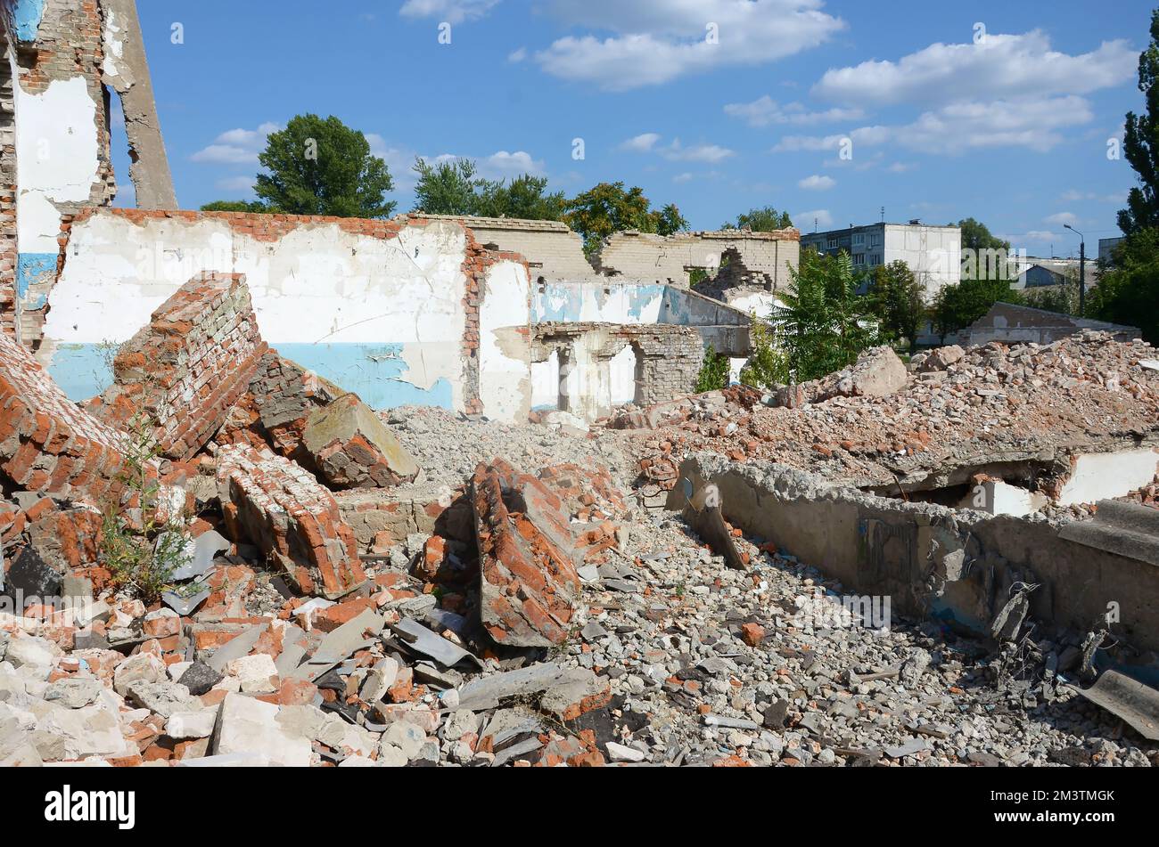 Un bâtiment industriel de plusieurs étages s'est effondré en journée ...