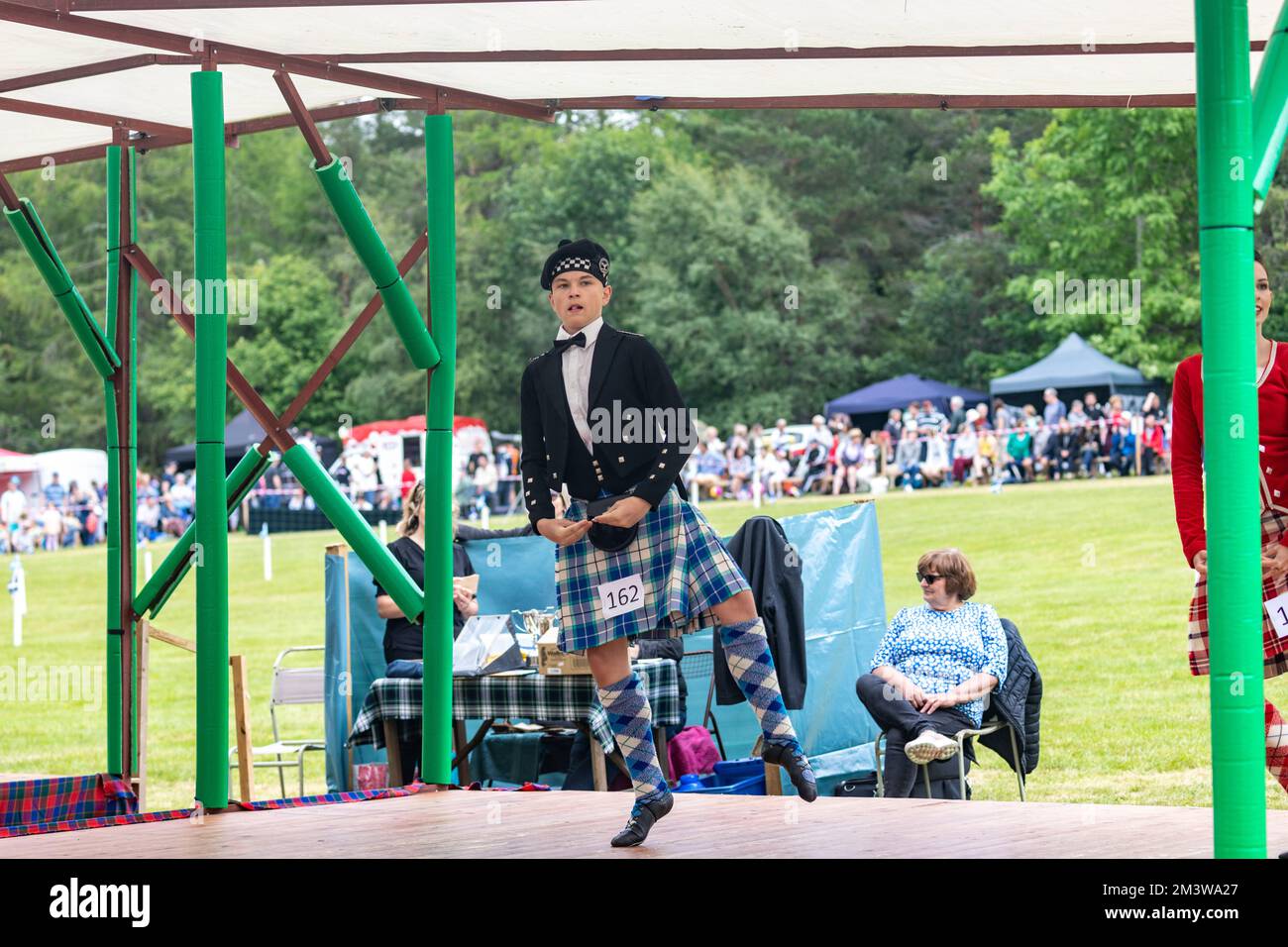 Un jeune adolescent portant un kilt écossais se produit lors de la ...