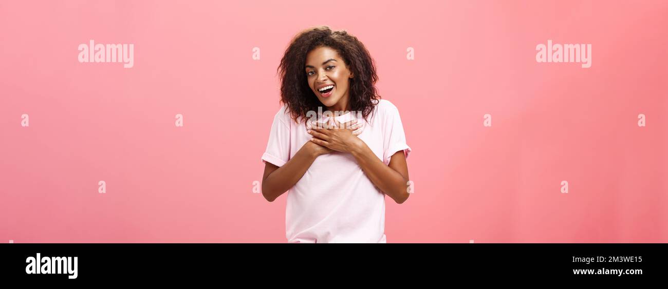 Portrait de charmante femme afro-américaine ravie avec une coupe de ...