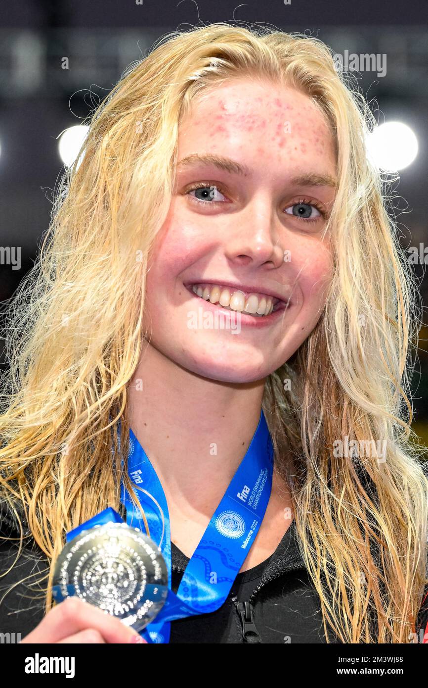 Claire Curzan, des États-Unis d'Amérique, montre la médaille d'argent ...