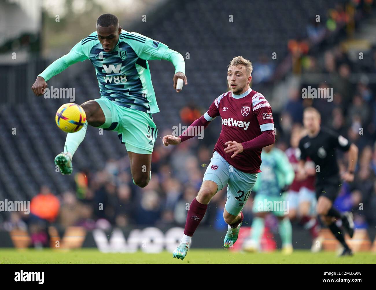 L'Issa Diop de Fulham (à gauche) et le Jarrod Bowen de West Ham United ...