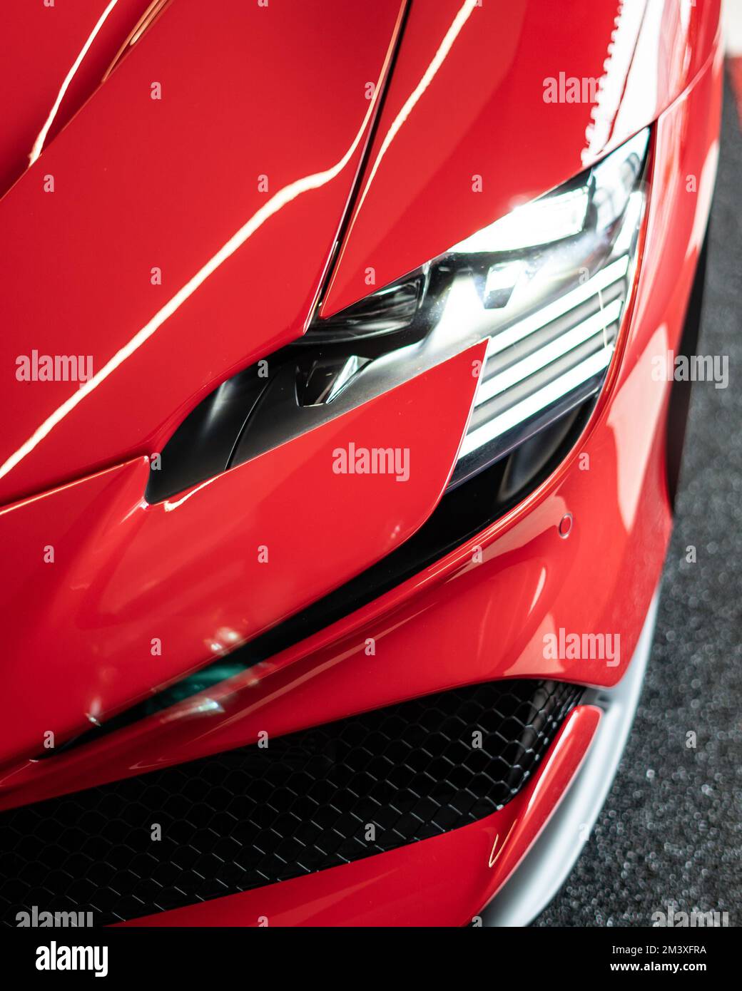 Vue verticale en haut d'un tout nouveau phare rouge Ferrari SF90 ...